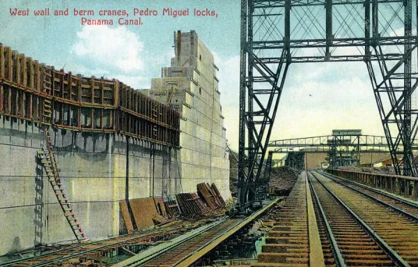 Construction of the Panama Canal West wall and berm cranes